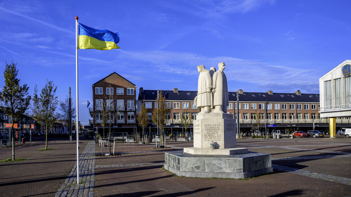 Oekraïense vlag blijft wapperen op Plein 1945 in IJmuiden, vlaggenmotie ...
