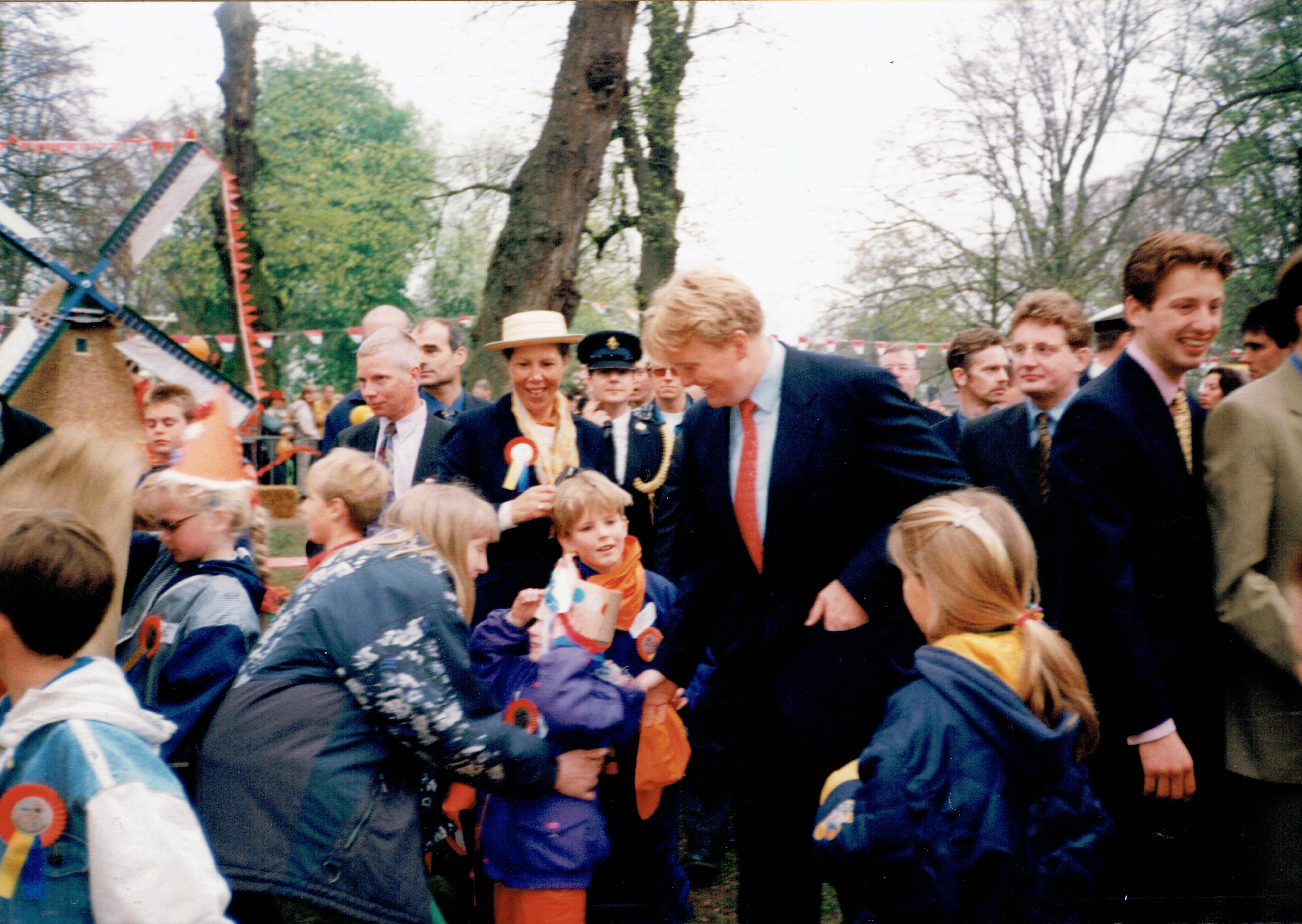 Velsen van vroeger: Koningin op bezoek in Park Velserbeek, 1997 ...