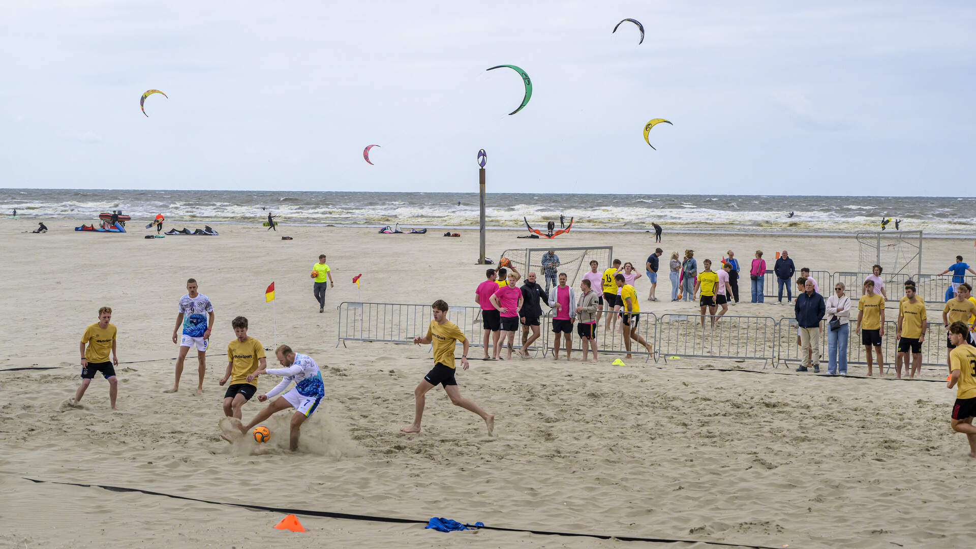 Preventief fouilleren moet ook kunnen op het strand van IJmuiden aan ...